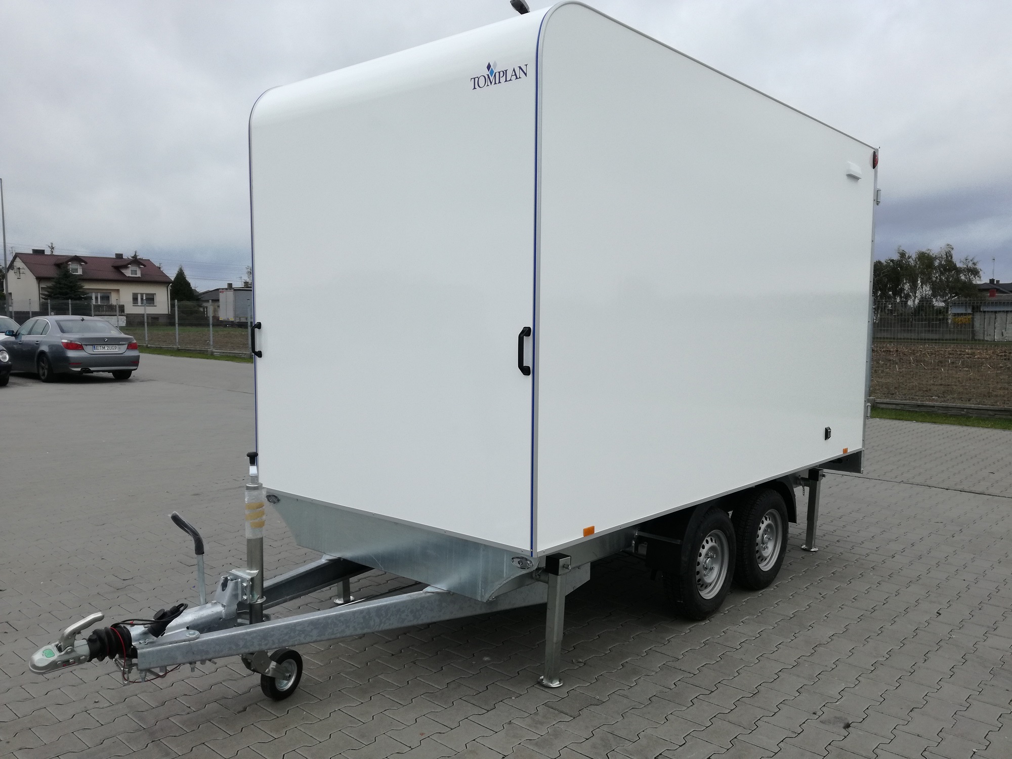 Twin axle insulated van with wheels under the Tomplan TFSP 360T.00 DMC ...